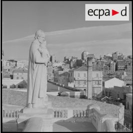 ImagesDéfense - [Statue devant la façade principale de la cathédrale ...