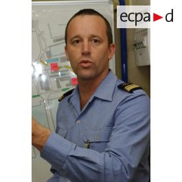 ImagesDéfense - Briefing pour l'embarquement à Toulon des véhicules de ...