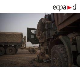 ImagesDéfense - Un soldat du GTD Monclar change la roue d'un camion PPLOG (porteur polyvalent ...