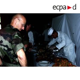 ImagesDéfense - Le général de brigade Sublet se sert au buffet de la ...