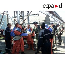 ImagesDéfense - Le général Sublet salue le personnel de la sécurité ...