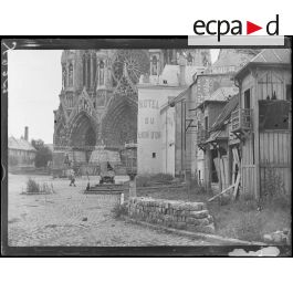 ImagesDéfense - [Reims (Marne). Place du parvis Notre Dame.]