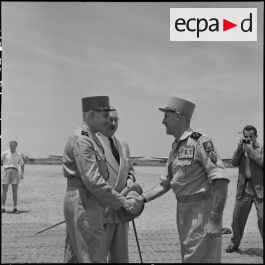 ImagesDéfense - Arrivée du général Navarre à Hanoï.