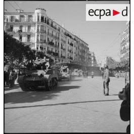 ImagesDéfense - Défilé d'un convoi de chars légers Stuart M5 A1 d'une ...