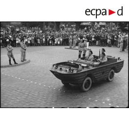 ImagesDéfense - Défilé d'une jeep amphibie Ford GPA du 7e RCA (régiment ...