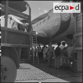 ImagesDéfense - Evacuation de la population du Nord-Vietnam par un pont ...