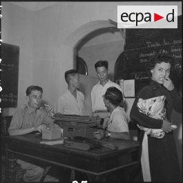 ImagesDéfense - Des réfugiés sont informés des conditions de leur ...