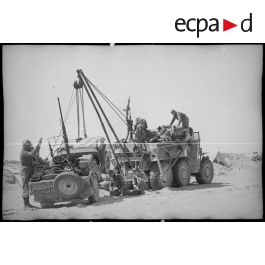 ImagesDéfense - Dépannage d'une jeep par un Laffly S45 T du 12e RCA.
