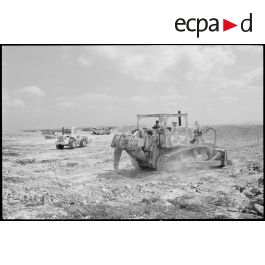 ImagesDéfense - Le nivellement d'un terrain par le 17e RGP au Liban.