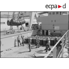 ImagesDéfense - Chargement de réserve de carburant à bord d'un EDIC.