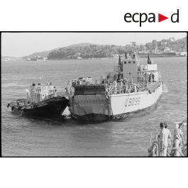 ImagesDéfense - Un EDIC approchant le radier d'un TCD dans le port de ...