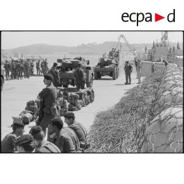 ImagesDéfense - Embarquement d'automitrailleuses à bord d'un EDIC.