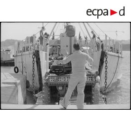 ImagesDéfense - Une automitrailleuse Panhard AML-90 embarquant sur un EDIC.