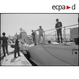 ImagesDéfense - Accostage d'un engin de débarquement EDIC à un quai du ...