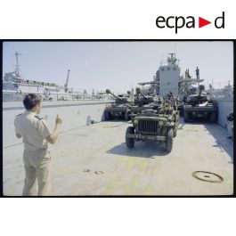 ImagesDéfense - Vue sur l'embarquement des automitrailleuses du RICM ...