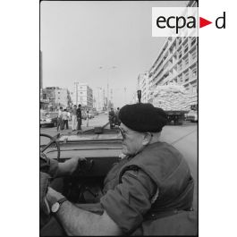 ImagesDéfense - Le général Imbot en déplacement dans Beyrouth.