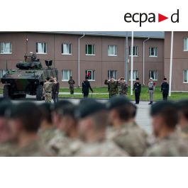 ImagesDéfense - Le lieutenant-colonel britannique Andrew Ridland salue ...