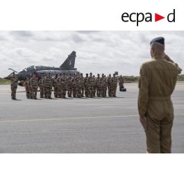 ImagesDéfense - Le général de brigade aérienne Philippe Adam salue ...