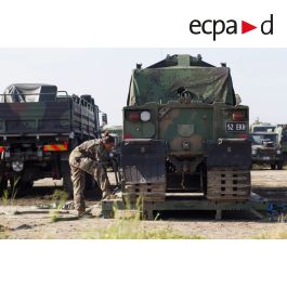 ImagesDéfense - Un soldat détache les chenilles d'un véhicule articulé chenillé (VAC) Bandvagn ...