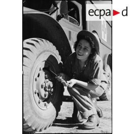 ImagesDéfense - Vérification de la pression d'un pneu d'une ambulance ...