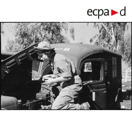 ImagesDéfense - Vérification du niveau d'huile d'une ambulance Dodge ...