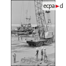 ImagesDéfense - Chargement d'un engin du génie à bord d'un EDIC, Beyrouth.