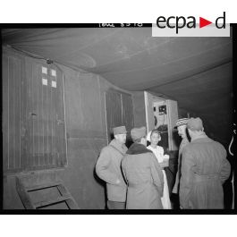 ImagesDéfense - Le général Giraud discute avec la comtesse de Luart.