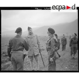 ImagesDéfense - Le général d'armée Henri Giraud salue un officier du 7e ...