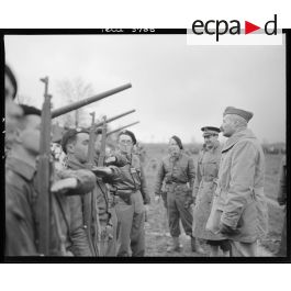 ImagesDéfense - Le général d'armée Henri Giraud s'entretient avec un ...