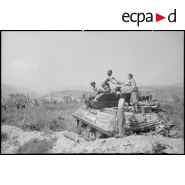 ImagesDéfense - L'équipage d'un chasseur de chars TD M10 du 2e escadron ...