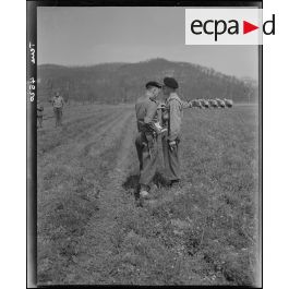 ImagesDéfense - Le général Juin remet la croix de Guerre au colonel Van ...
