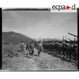 ImagesDéfense - Le général Juin passe les escadrons du 7e RCA en revue.