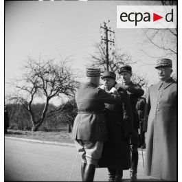 ImagesDéfense - Le général Corap remet la croix d'officier de la Légion ...