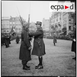 ImagesDéfense - Le général de brigade Dame décore un tirailleur de la ...