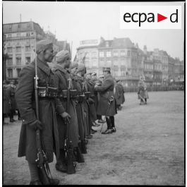 ImagesDéfense - Le général de brigade Dame décore un tirailleur de la ...