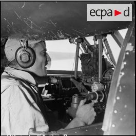 ImagesDéfense - Mitrailleur à son poste à bord d'un avion bombardier ...