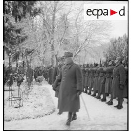 ImagesDéfense - Le général de corps d'armée Corap sur la place enneigée ...