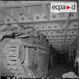 ImagesDéfense - 32 LVT-4 (Landing Vehicle Tank) dans la coque du LST ...