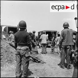 ImagesDéfense - Transport des blessés à bord des véhicules sanitaires ...