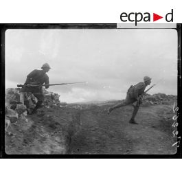 ImagesDéfense - (Vallée de la Cerna). Une sortie de tranchée. [légende ...