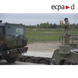 ImagesDéfense - Un soldat britannique guide le chargement d'un camion porteur polyvalent ...