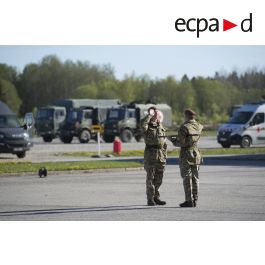 ImagesDéfense - Un officier britannique salue le lieutenant-colonel ...