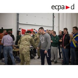 ImagesDéfense - Le lieutenant-colonel Andrew Ridland remet un prix ...