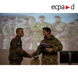 ImagesDéfense - Le lieutenant-colonel Andrew Ridland remet un cadeau à ...