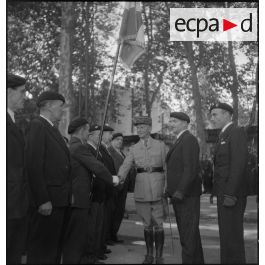 ImagesDéfense - Le général d'armée Huntziger salue des membres de la ...
