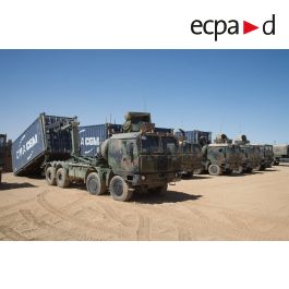 ImagesDéfense - Des camions porteurs polyvalents logistiques (PPLOG) du bataillon logistique ...