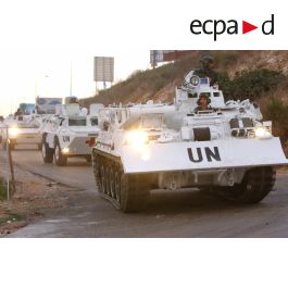 ImagesDéfense - Colonne composée d'un AMX-30 D de dépannage et d'un VAB ...