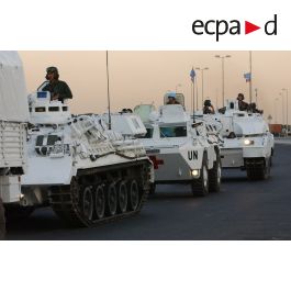 ImagesDéfense - Halte sur la route d'un d'AMX-10 P et d'un VAB SAN ...