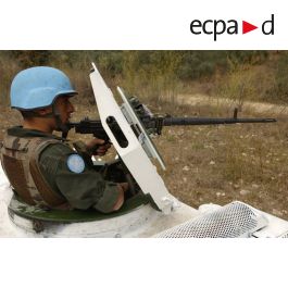 ImagesDéfense - Un mitrailleur du 1er RAMa sécurise la zone sur un VAB ...