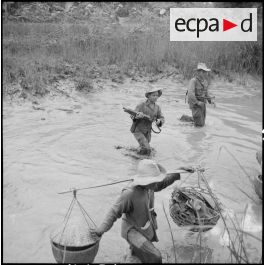 ImagesDéfense - Franchissement d'un rach.